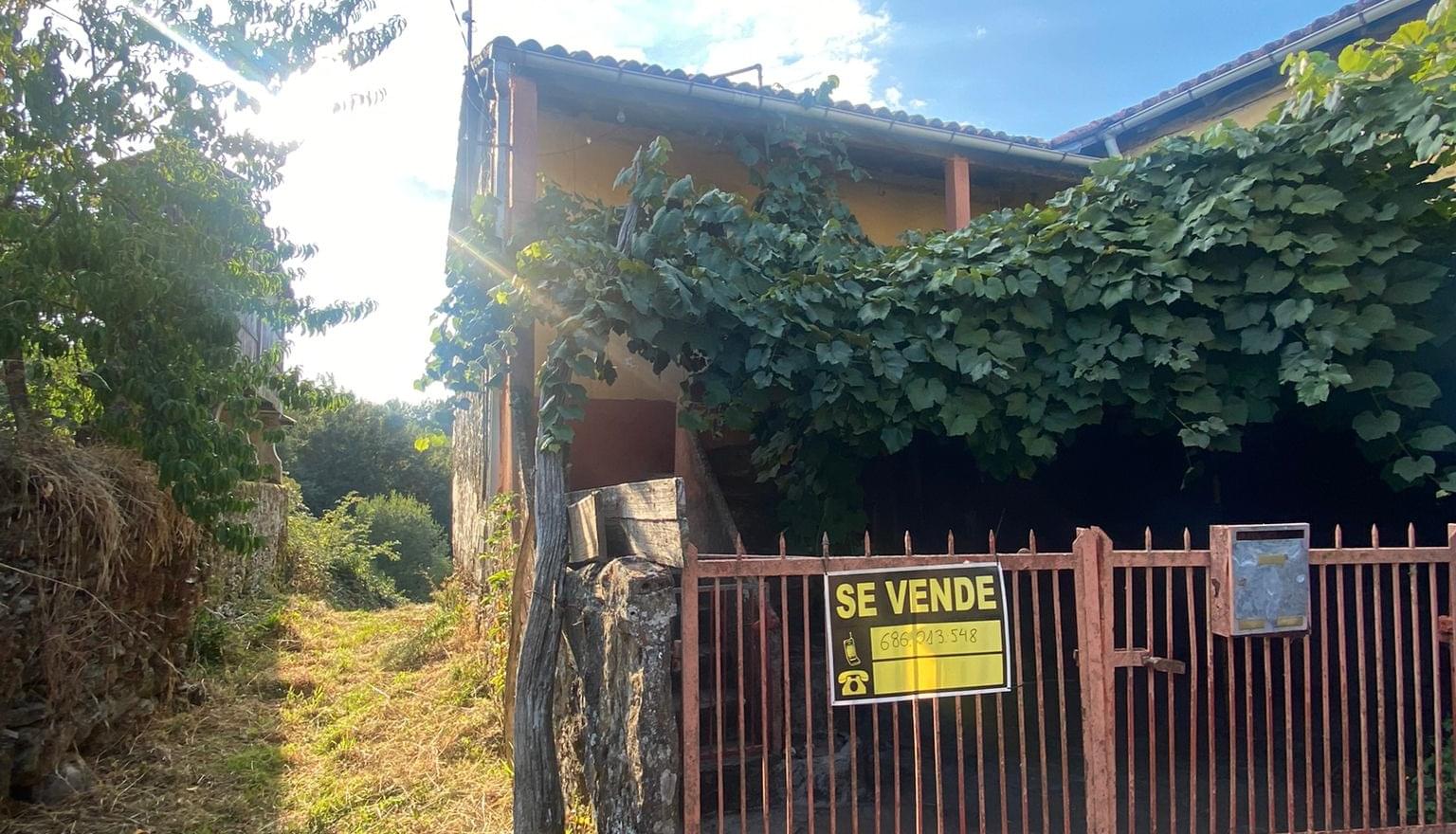 Village house with land for sale in Taín, TR53886