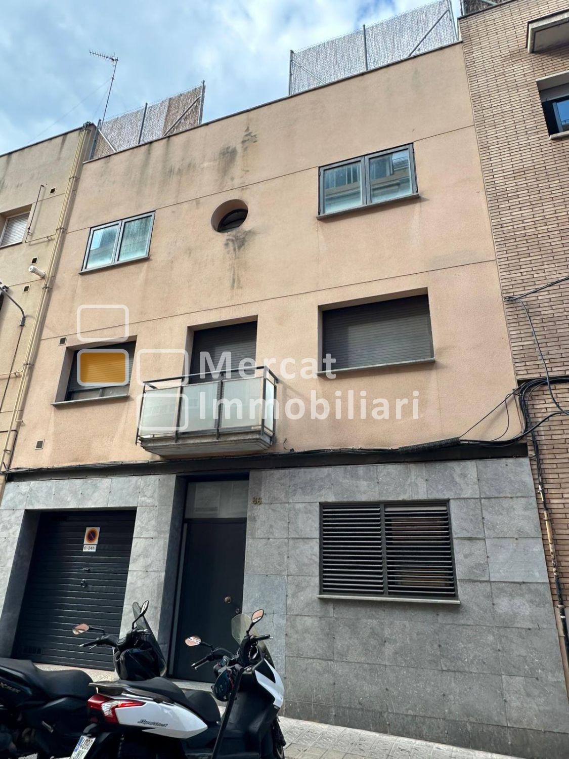 Village house with land for sale in Barcelona TR350191